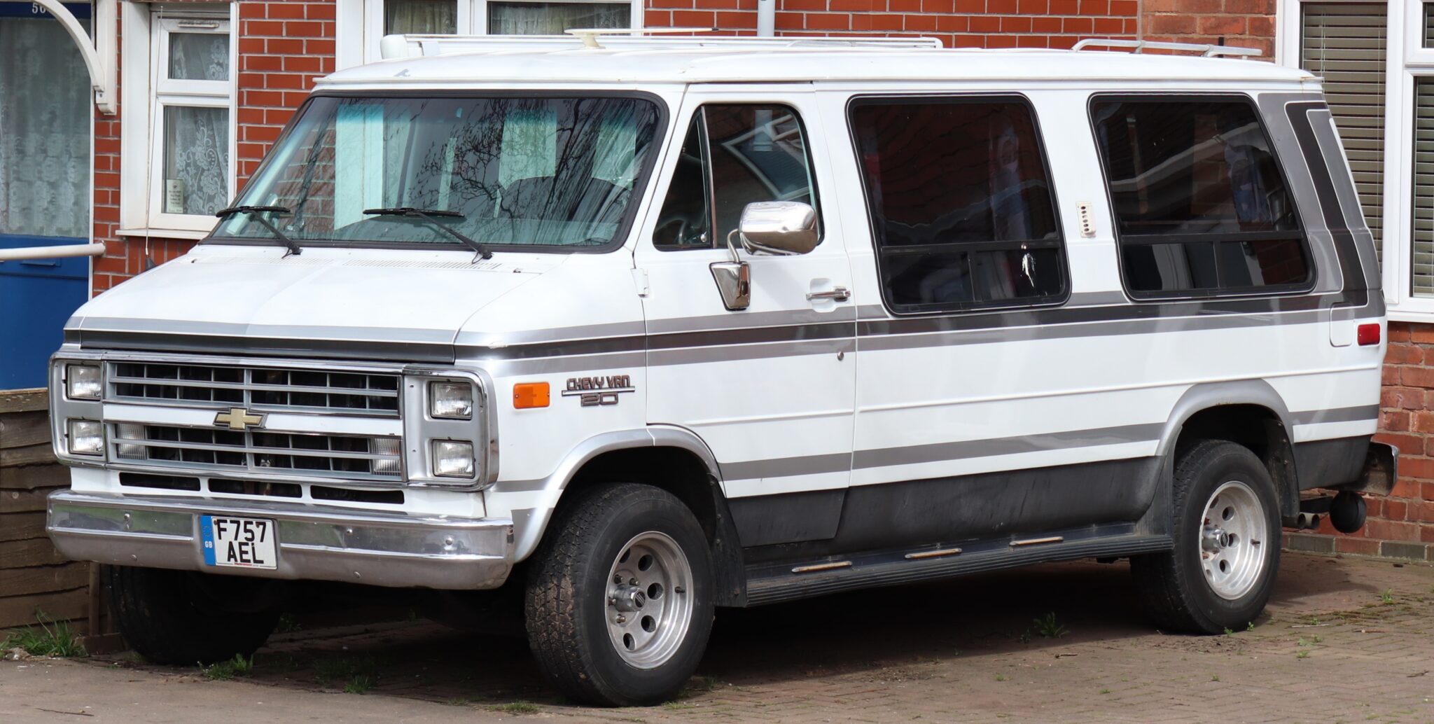 Chevrolet Sportvan G20: Price, Mileage, Features, Specs, Variants ...