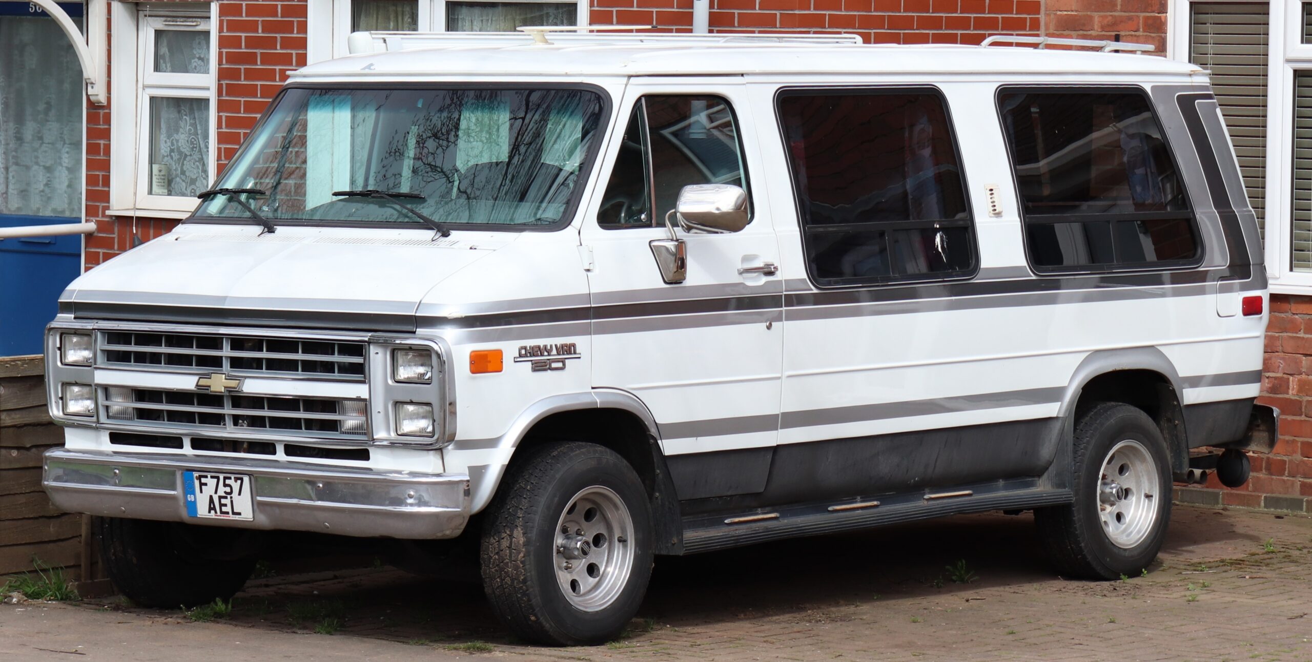 Chevrolet Sportvan G20: Price, Mileage, Features, Specs, Variants ...