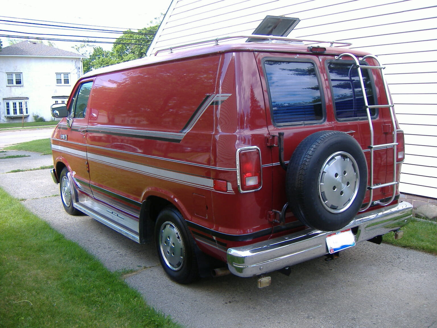 Dodge Ram Van B150: Price, Mileage, Features, Specs, Variants, Engine ...