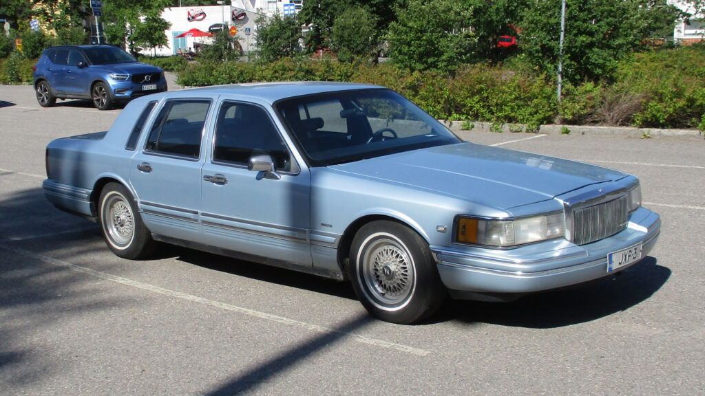 Lincoln Town Car: Price, Mileage, Features, Specs, Variants, Engine ...